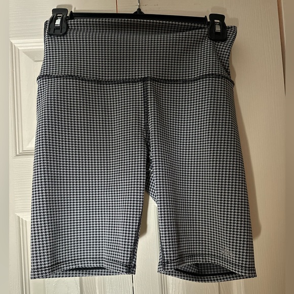 ALO Yoga | Shorts | Alo Yoga Black And White Bike Shorts With Classic ...